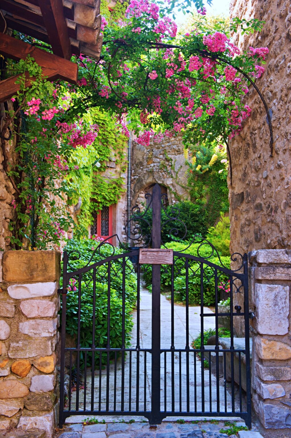9 Beautiful and Charming Garden Gate Ideas for Your Yard - Town ...
