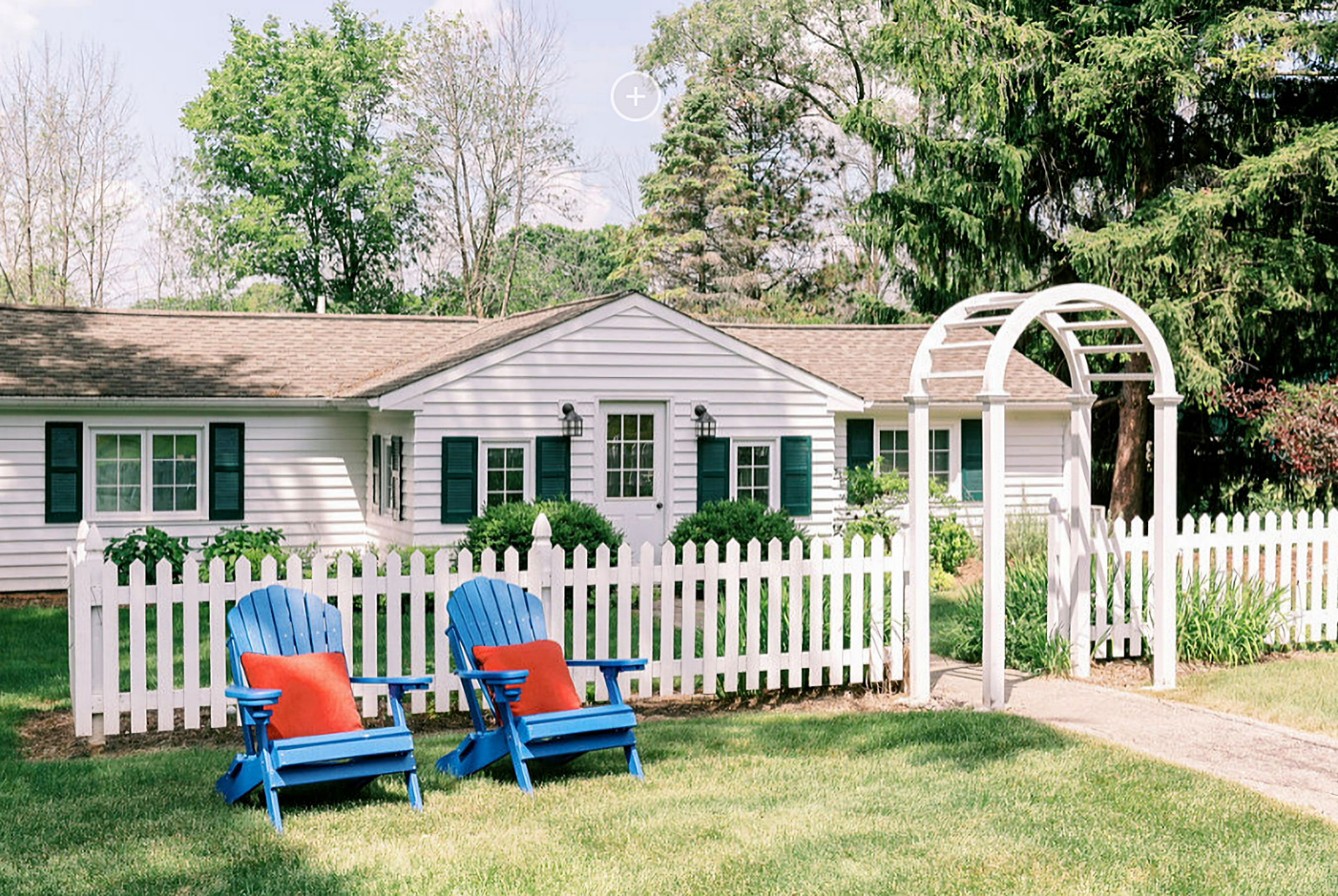 Wonderful Cheery Guest Cottage Gets Decked Out in Red, White, and Blue
