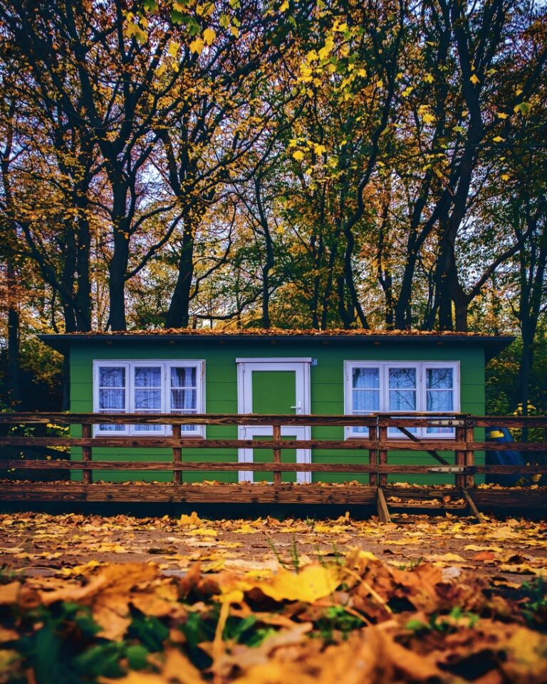 Charming Cottages Blanketed in Autumn’s Splendor: The Perfect Retreat