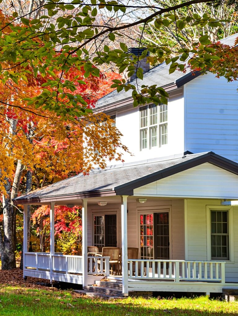 Charming Cottages Blanketed in Autumn’s Splendor: The Perfect Retreat