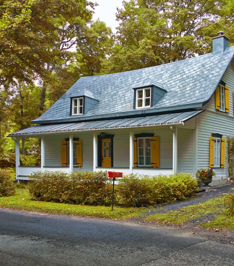 Charming Cottages Blanketed in Autumn’s Splendor: The Perfect Retreat