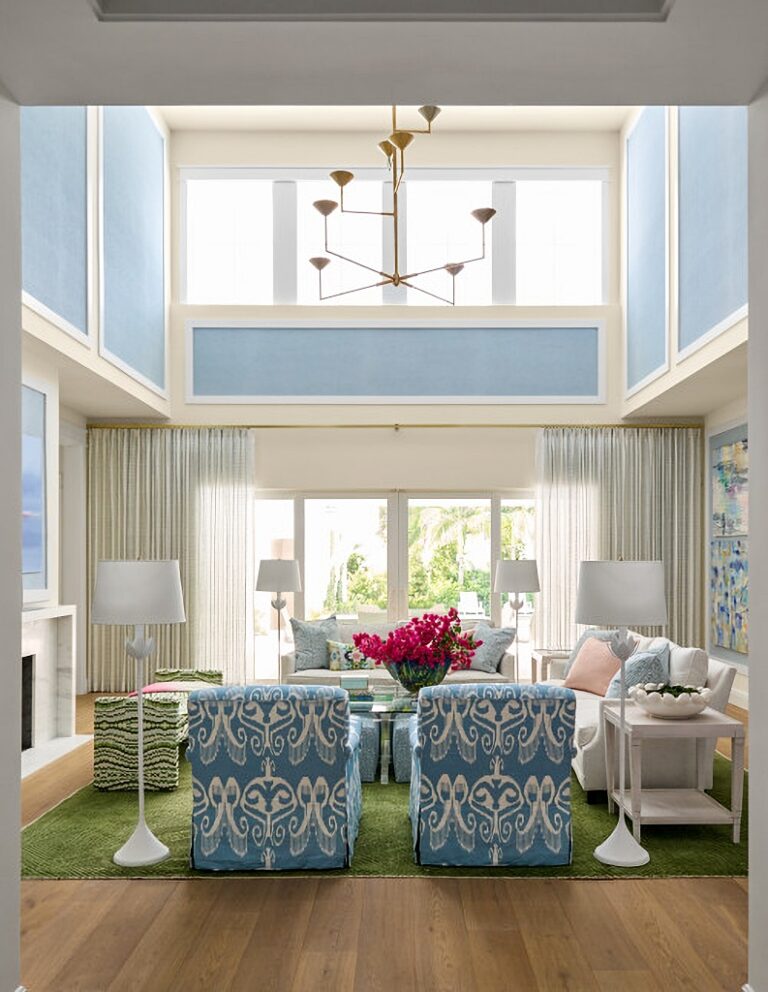 A Stunning Waterfront Home in Florida Offers Luxury Living