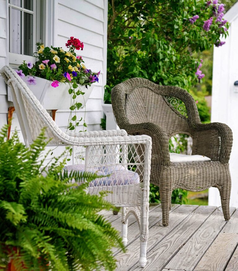 Wonderful Wicker Chairs Create a Happy Porch